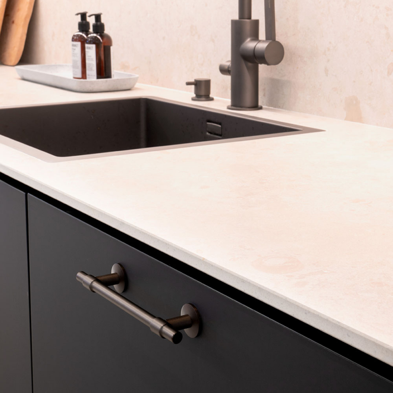 Handtag Uniform - 128mm - Brunerad mässing | Beslag Design