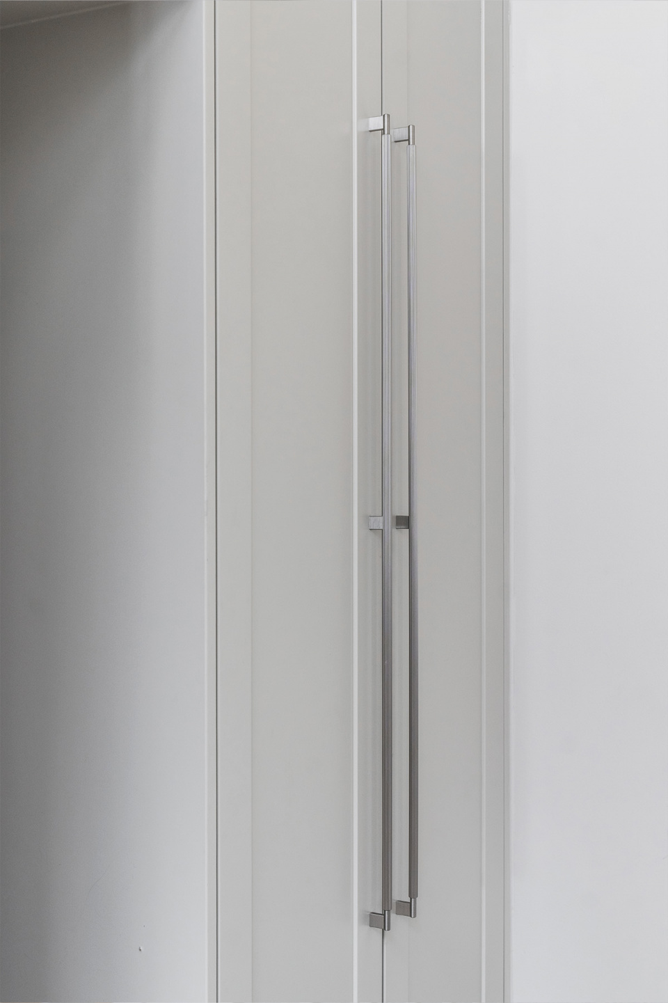 Långa handtag på garderobsdörrarna