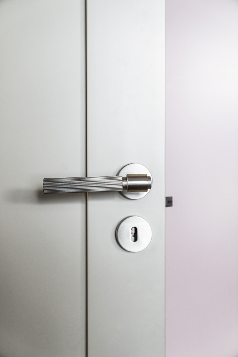 Matchande dörrhandtag i hallinredningen