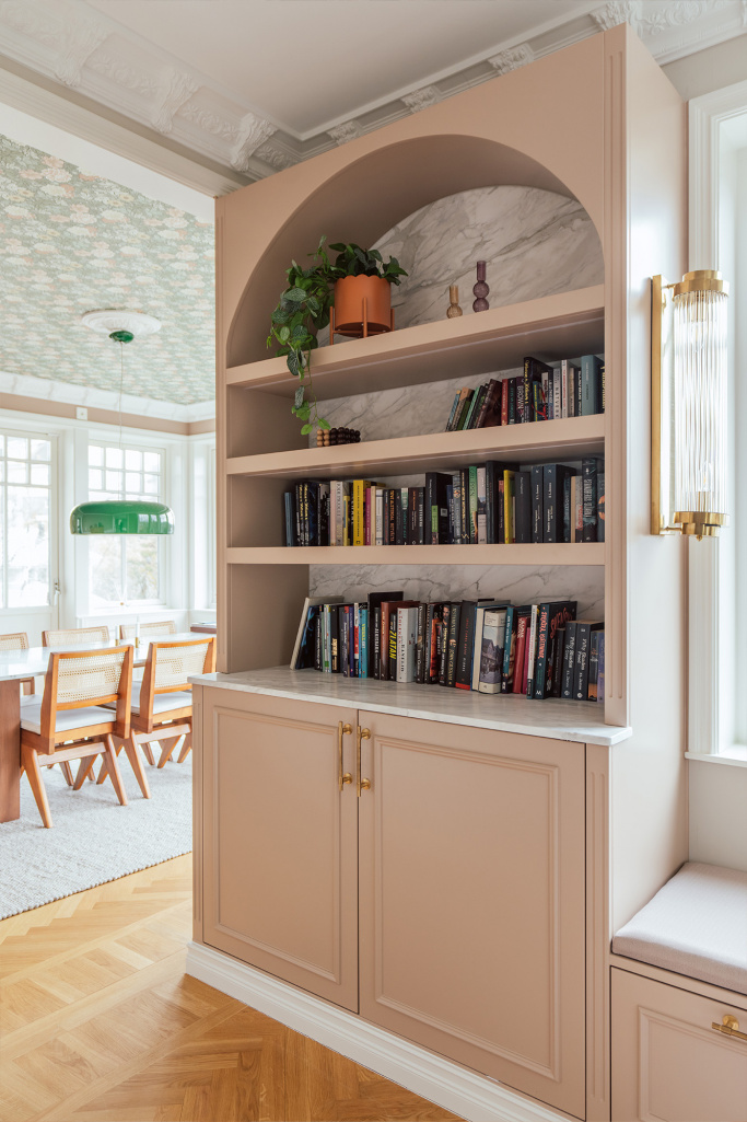 "Vårt hem är allt. Bokhyllan som ritades av @mwinteriordesign.se och ...